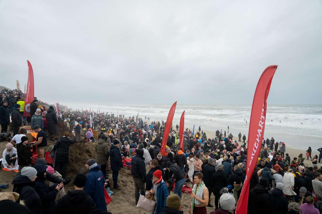 Vilde vinterbadere indtager Vesterhavet for tiende gang - Hvide Sande ...